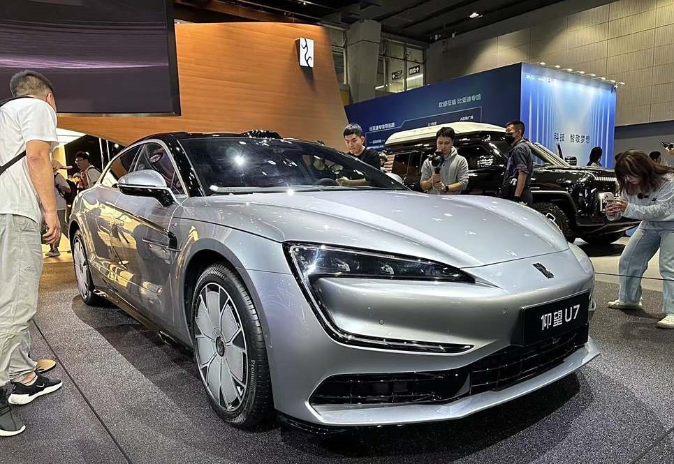 إطلاق سيارة BYD Yangwang U7 بقوة 1306 حصان